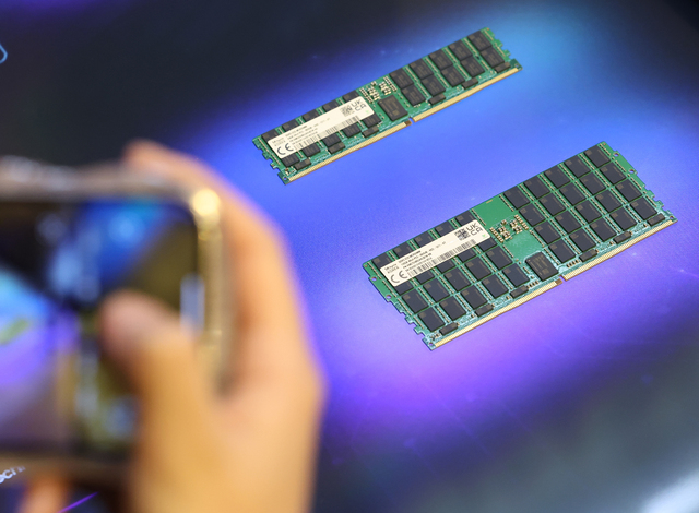 DDR4 조기 단종, ‘DDR5•HBM 전환’ 가속⋯ 장비 투자 ‘기지개’ - 브릿지경제
