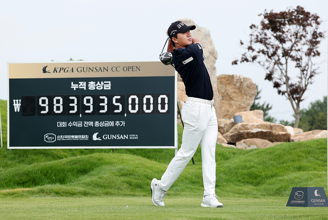 옥태훈, KPGA 군산CC 오픈 3라운드 3타 차 1위에 올라…2주 연속 우승 보인다 - 브릿지경제