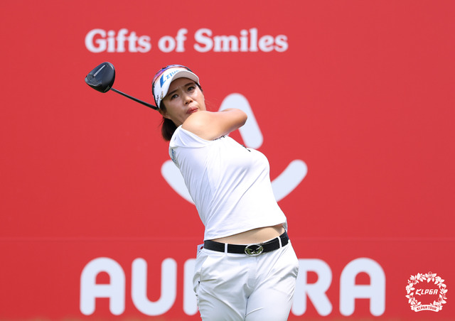 ‘무관의 반란’ 최민경·서어진·김리안, KLPGA 투어 오로라월드 챔피언십 2라운드 공동 1위 - 브릿지경제