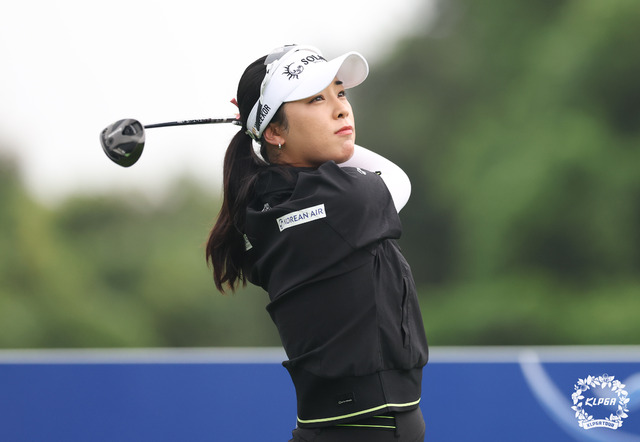 36홀 노보기 윤이나, KLPGA 투어 제주삼다수 마스터스 2라운드 1위로…2연패 달성 시동 - 브릿지경제