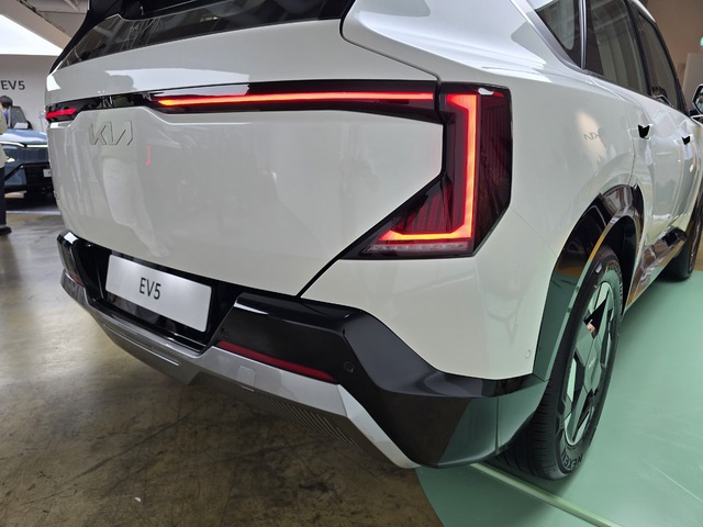 [포토] ‘패밀리 전기 SUV'⋯ 기아, EV5 전격 공개 - 브릿지경제